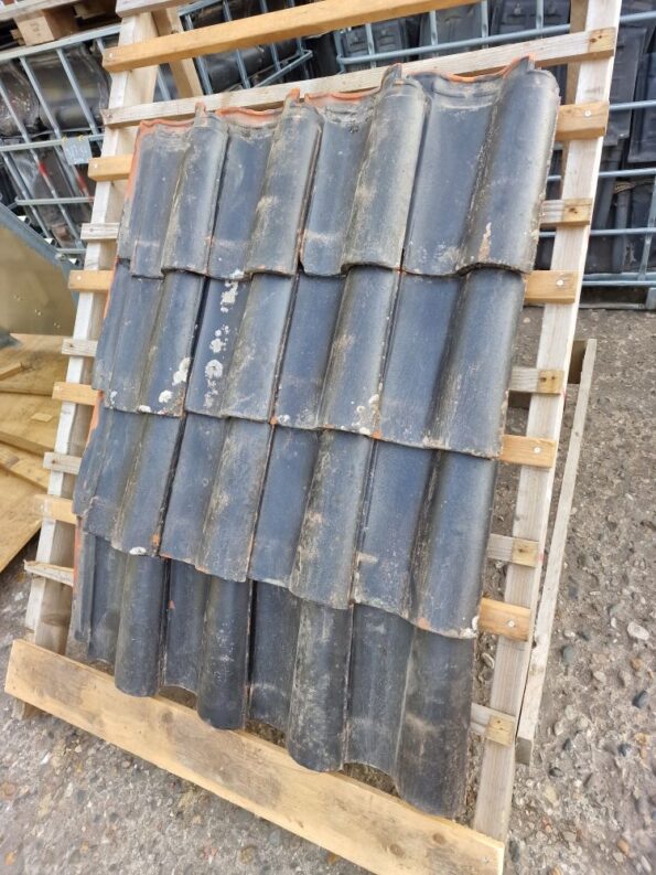 De Valk groot Romaanse dakpan mat zwart verglaasd - Traditec B.V.