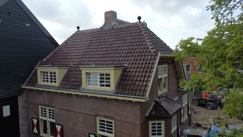Replica dakpironnen en nokvorsten - dakrenovatie Oud-Dorp - Traditec B.V.